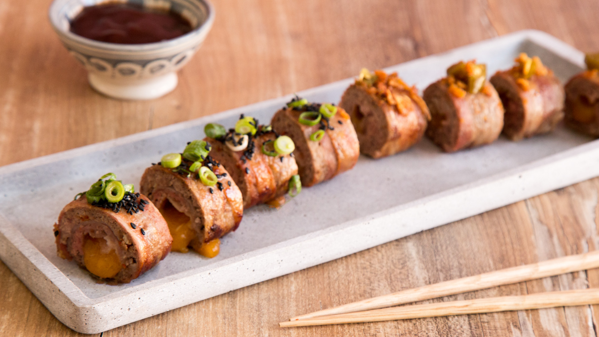 Bacon-Sushi mit Hackfleisch-Käsefüllung