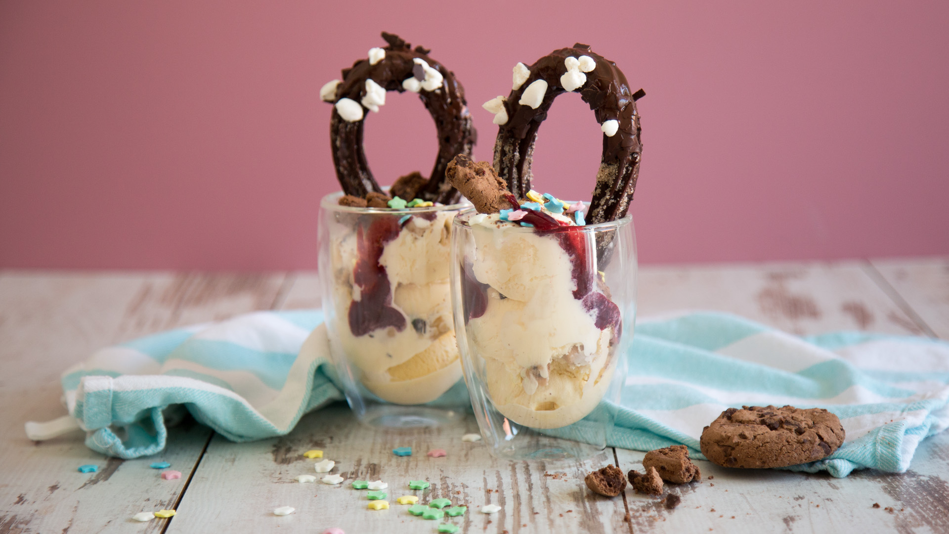 Churro Sundae mit selbstgemachten Churros und Beerensoße
