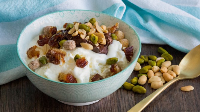 Selbstgemachter Frozen Joghurt mit verschiedenen Toppings