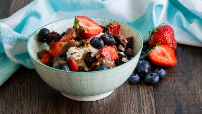 Selbstgemachter Frozen Joghurt mit verschiedenen Toppings