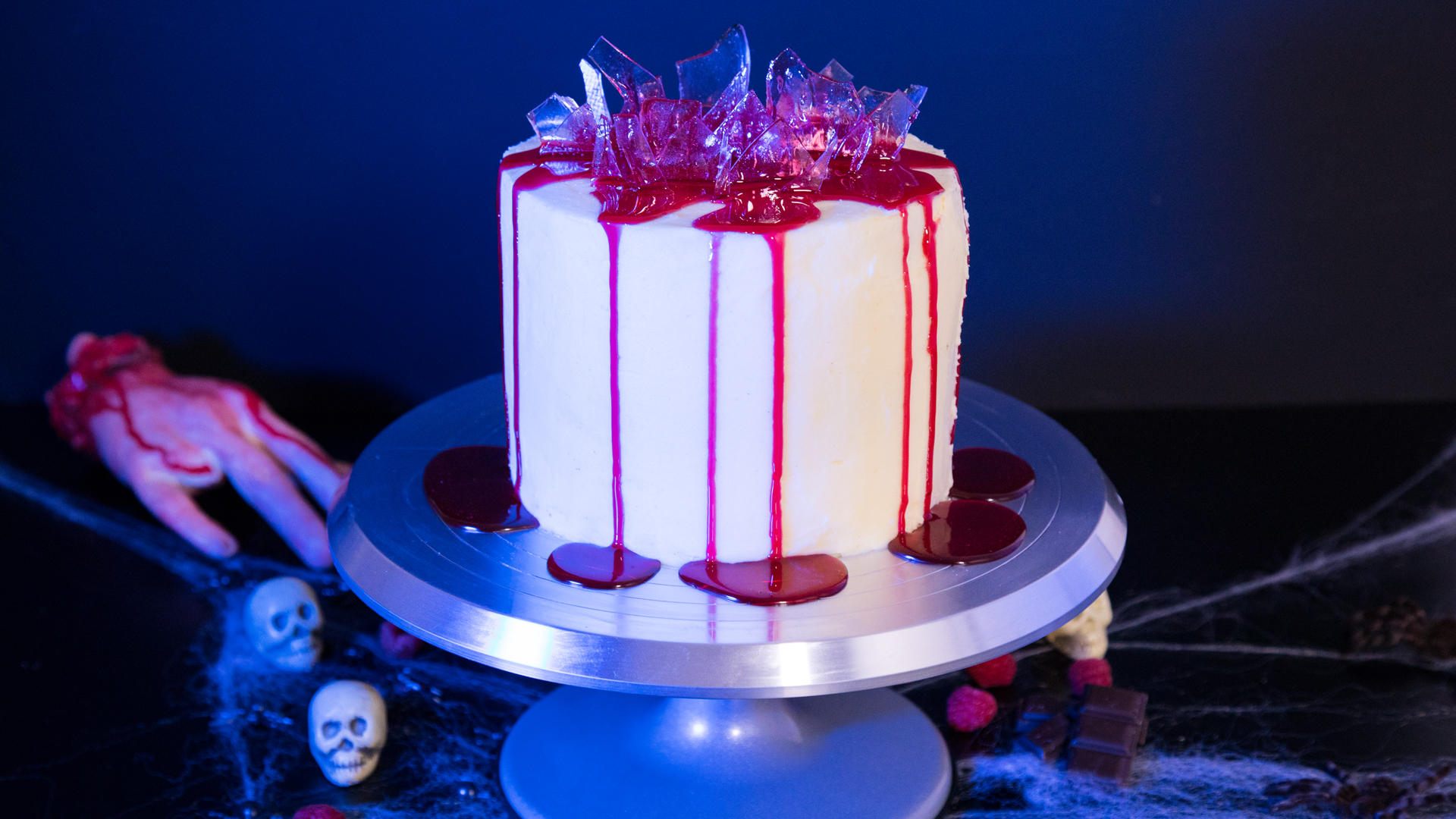 Halloween-Torte mit essbaren Glassplittern und Blutsirup