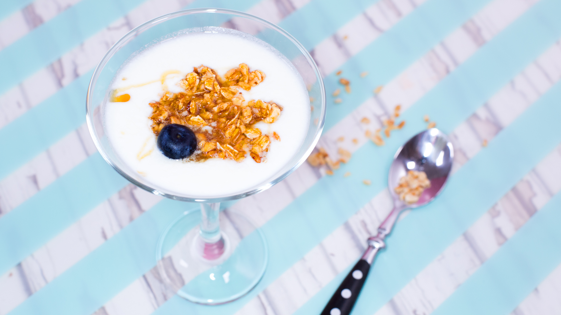 Selbstgemachter Joghurt mit Müsli-Topping
