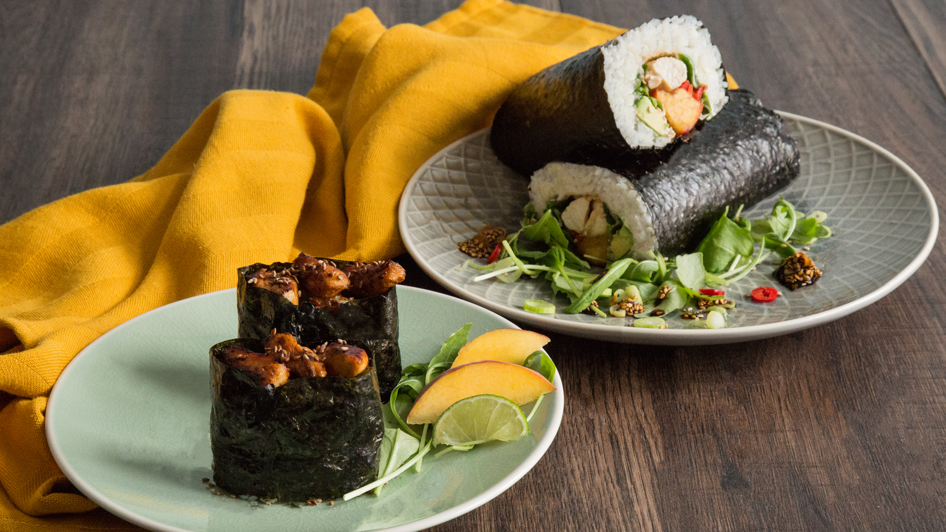 Zweierlei von Sushi mit Hähnchen, Avocado & Pfirsich