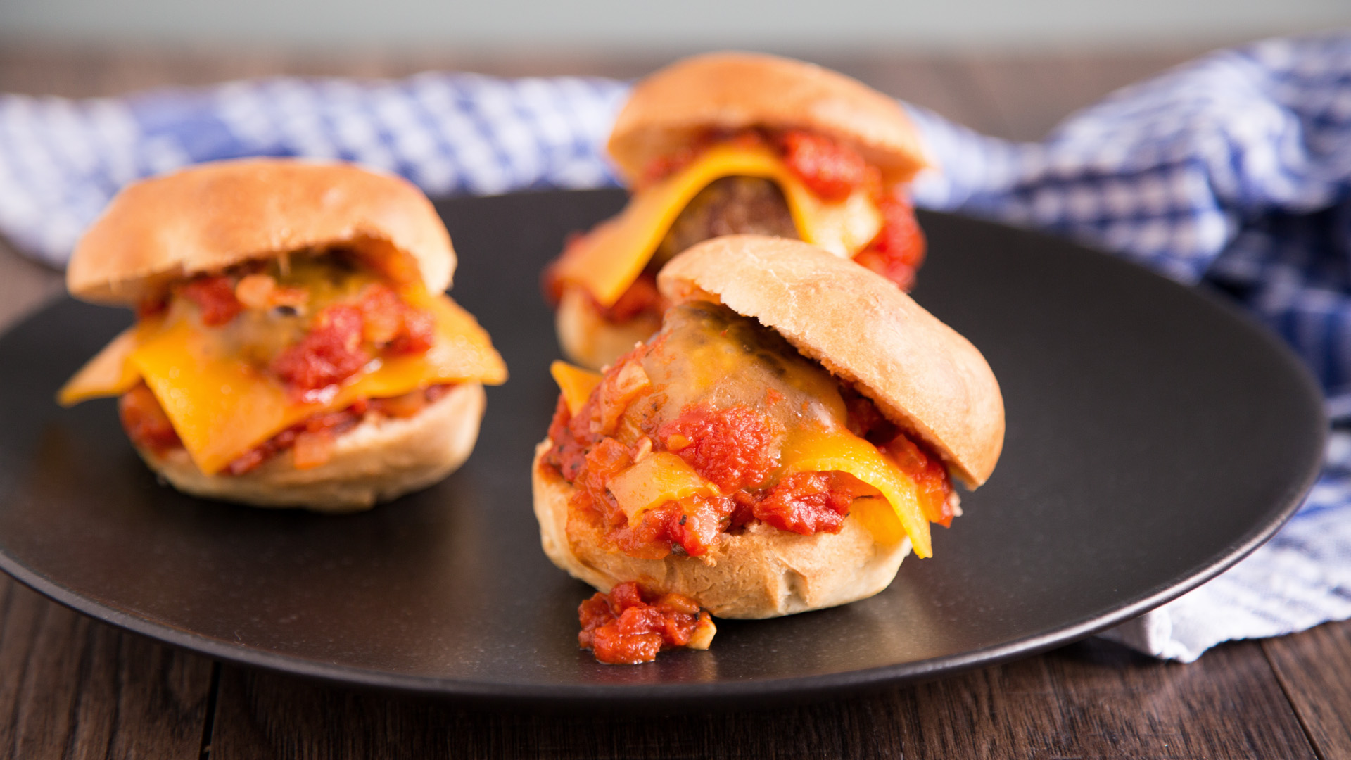 Saftige Meatball Sliders mit Cheddar & Tomatensoße