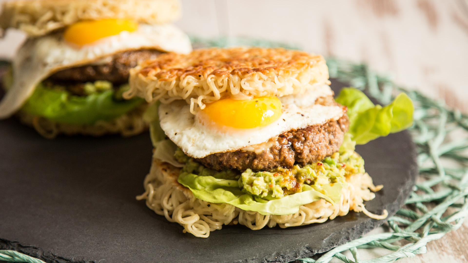 Street Food: Ramen Burger mit Avocado & Spiegelei
